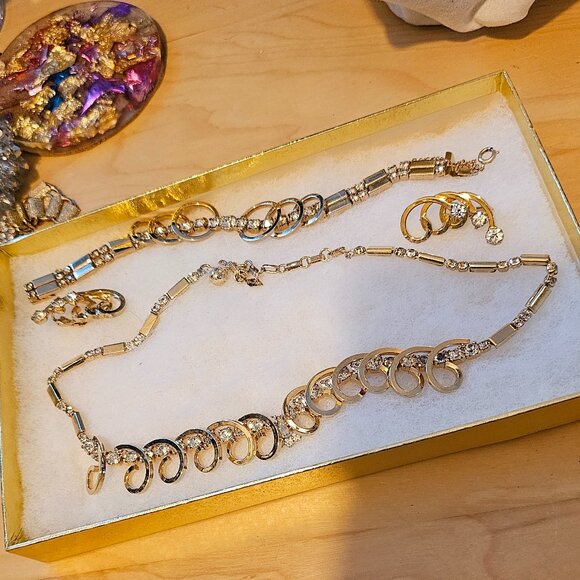 Sarah Coventry | Jewelry | Vintage Sarah Cov Set Goldtone Loops With ...